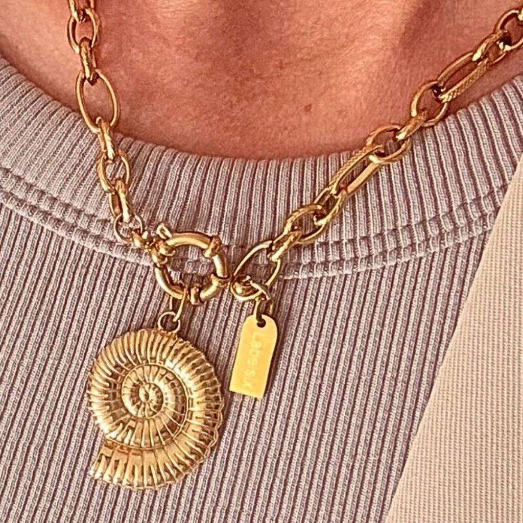 Label Six ketting Shell